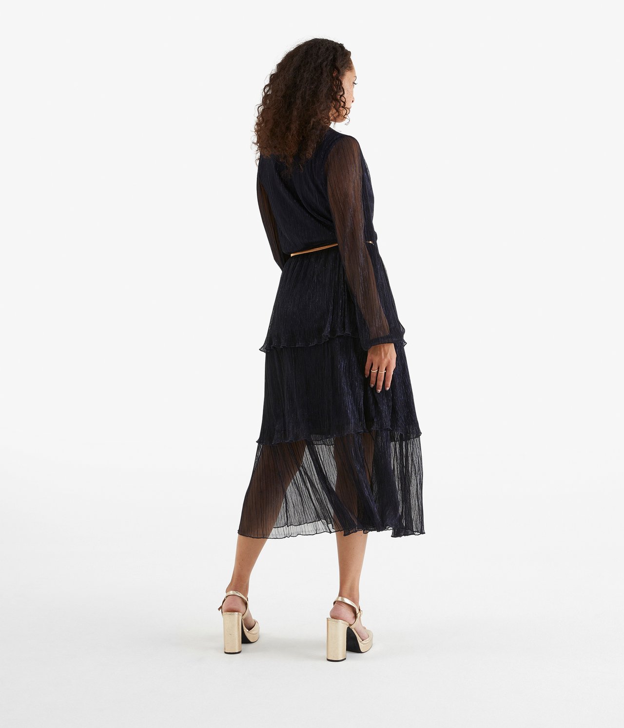 Plisserad klänning med volanger